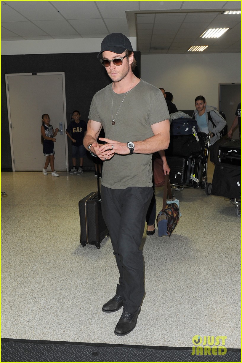 Chris Hemsworth Bares Buff Arms While Landing in Los Angeles: Photo ...