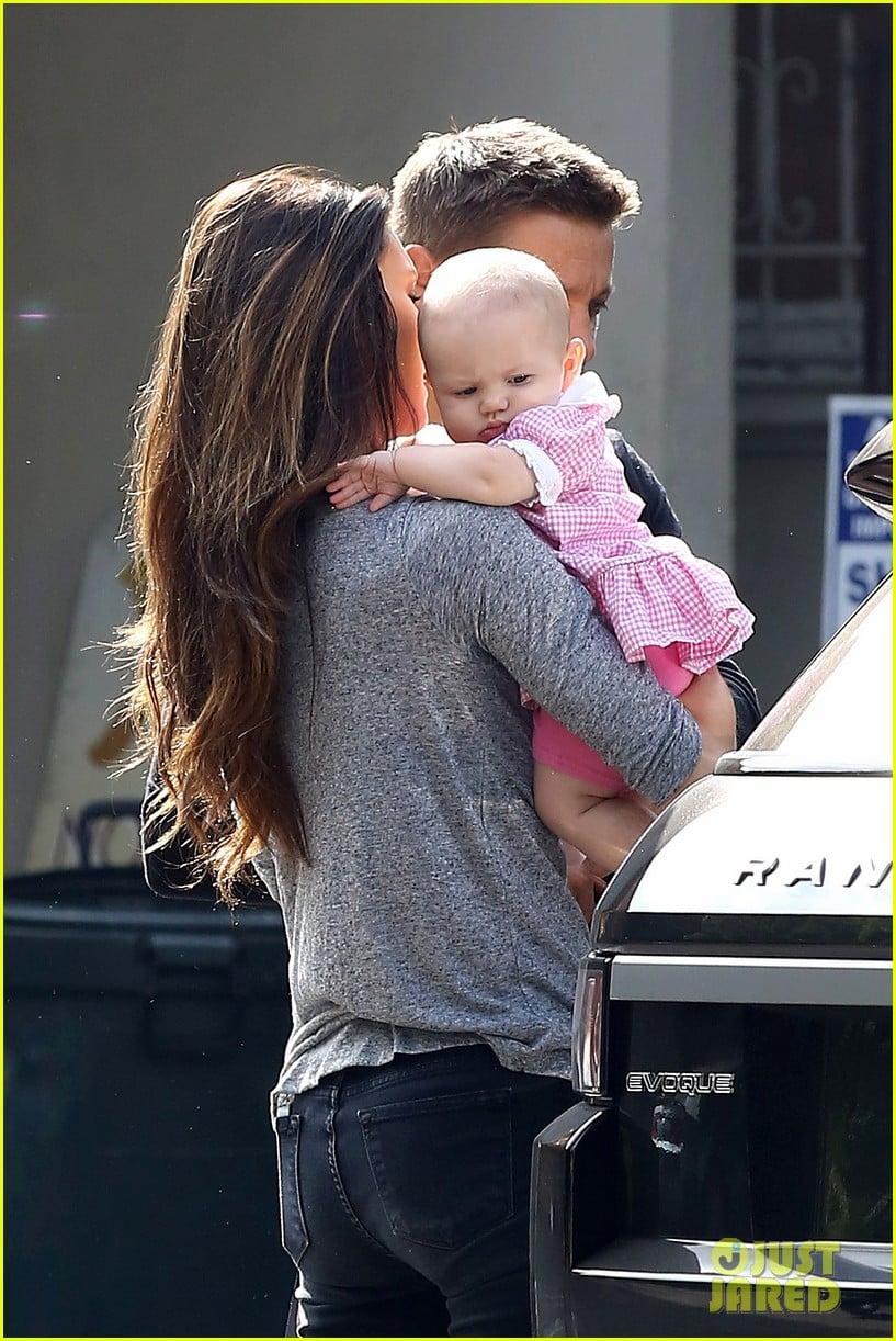 Jeremy Renner Debuts Adorable Baby Daughter Ava!: Photo 2955486 ...