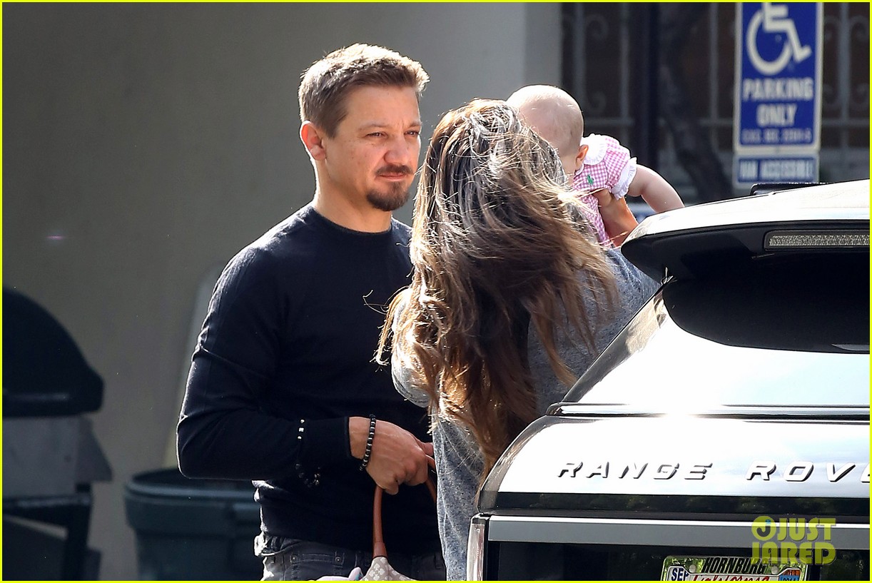 Jeremy Renner Debuts Adorable Baby Daughter Ava!: Photo 2955494 ...