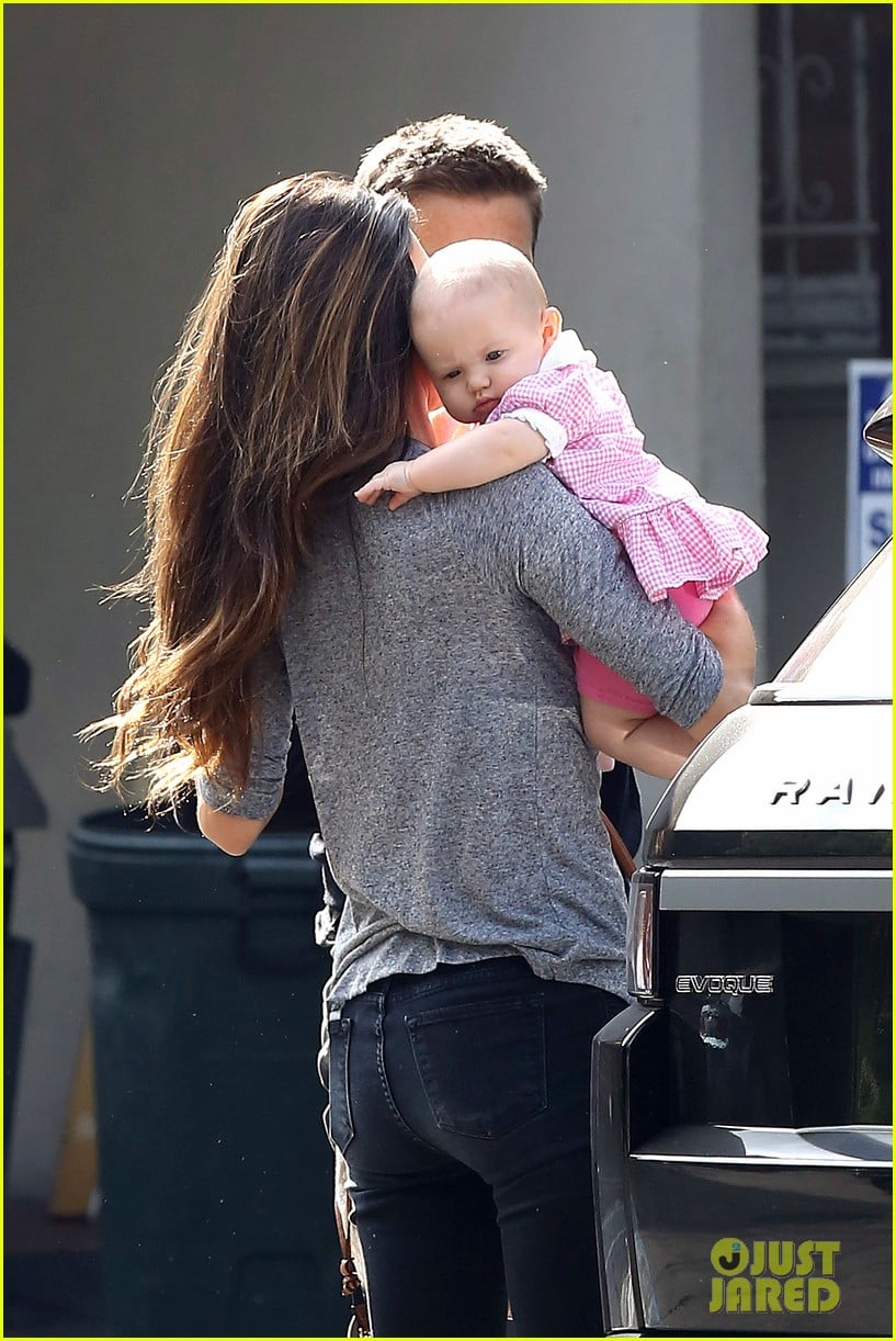 Jeremy Renner Debuts Adorable Baby Daughter Ava!: Photo 2955503 ...