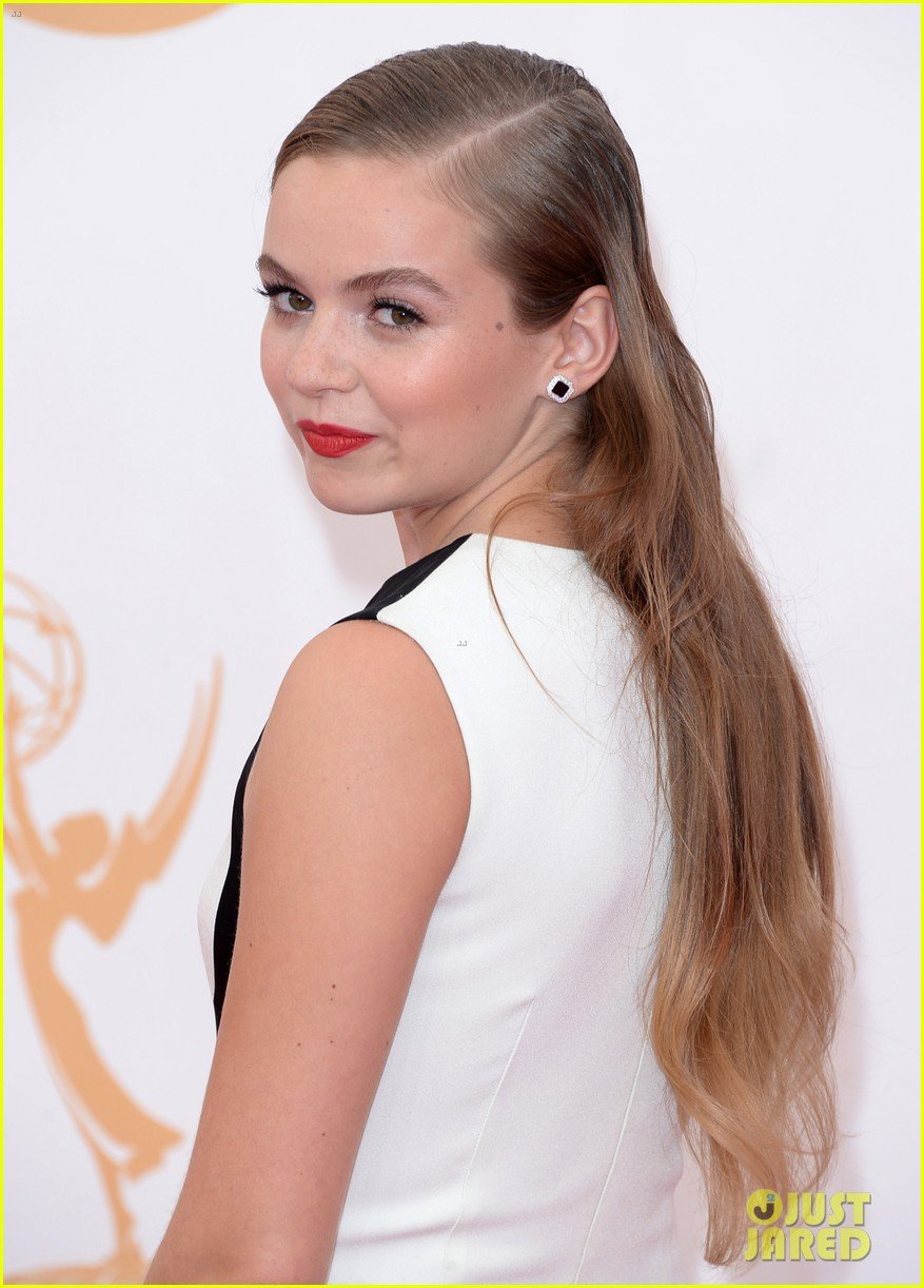 Kiernan Shipka & Morgan Saylor - Emmys 2013 Red Carpet: Photo 2957922 ...