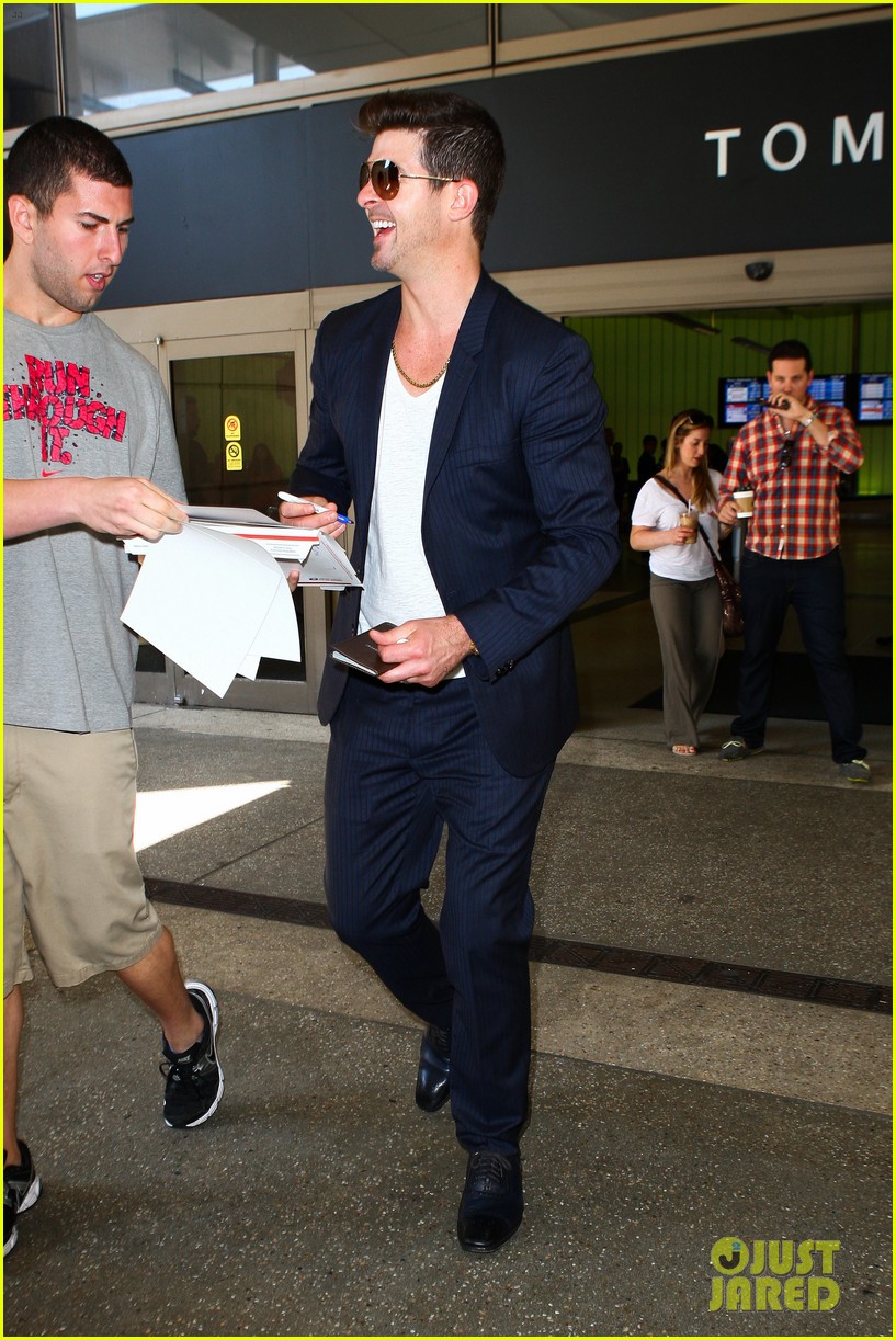 Photo: robin thicke talks vmas performance with miley cyrus 03 | Photo ...