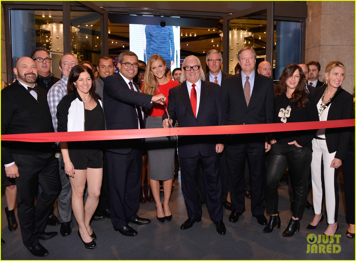 Brooklyn Decker: Express Union Square Grand Opening!: Photo 2974328 ...