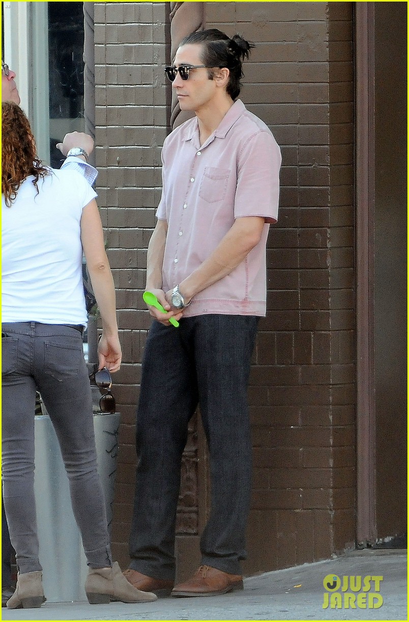 Jake Gyllenhaal Wears Hair in Tiny Bun on 'Nightcrawler' Set: Photo ...