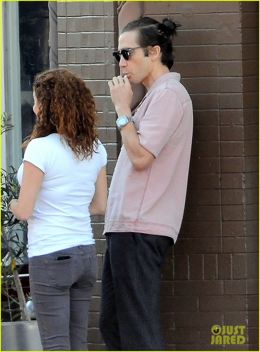 Jake Gyllenhaal Wears Hair in Tiny Bun on 'Nightcrawler' Set: Photo ...