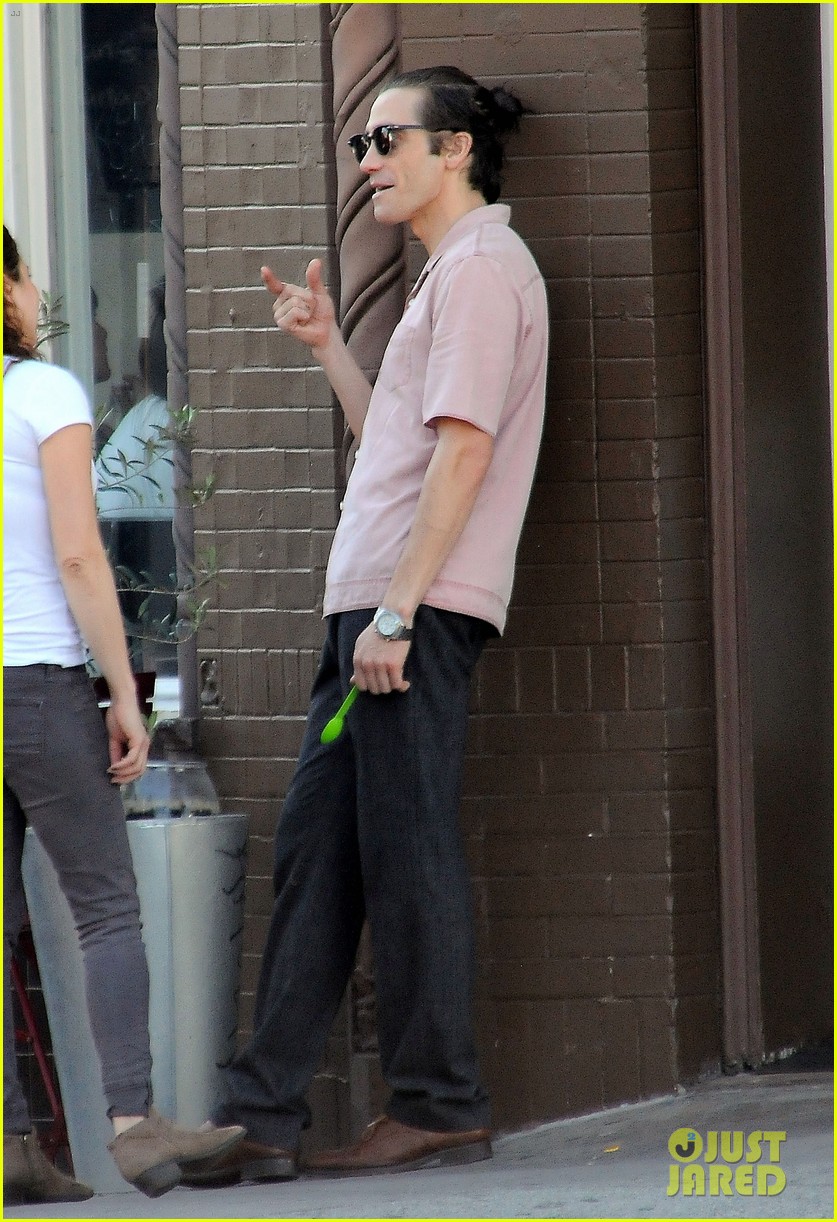 Jake Gyllenhaal Wears Hair in Tiny Bun on 'Nightcrawler' Set: Photo ...