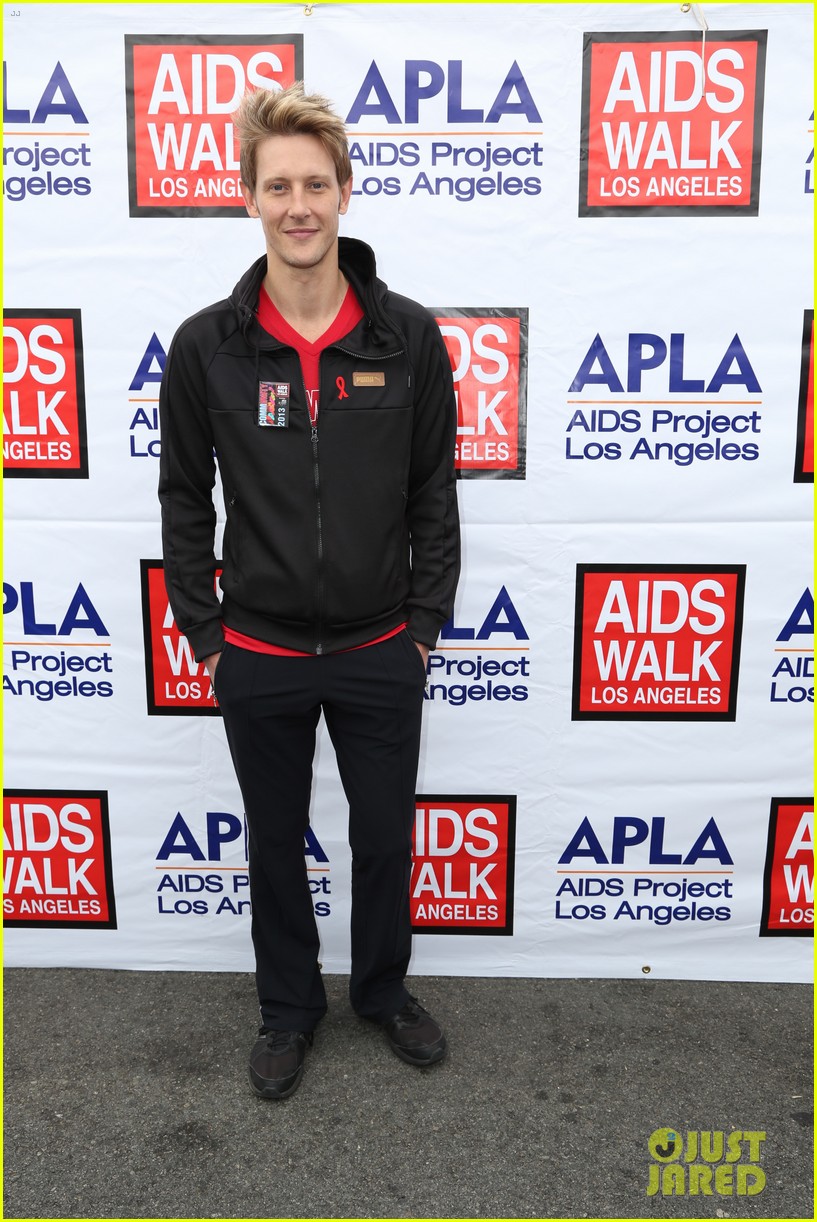 Justin Hartley Goes Shirtless, 'Revenge' Stars Attend AIDS Walk: Photo ...