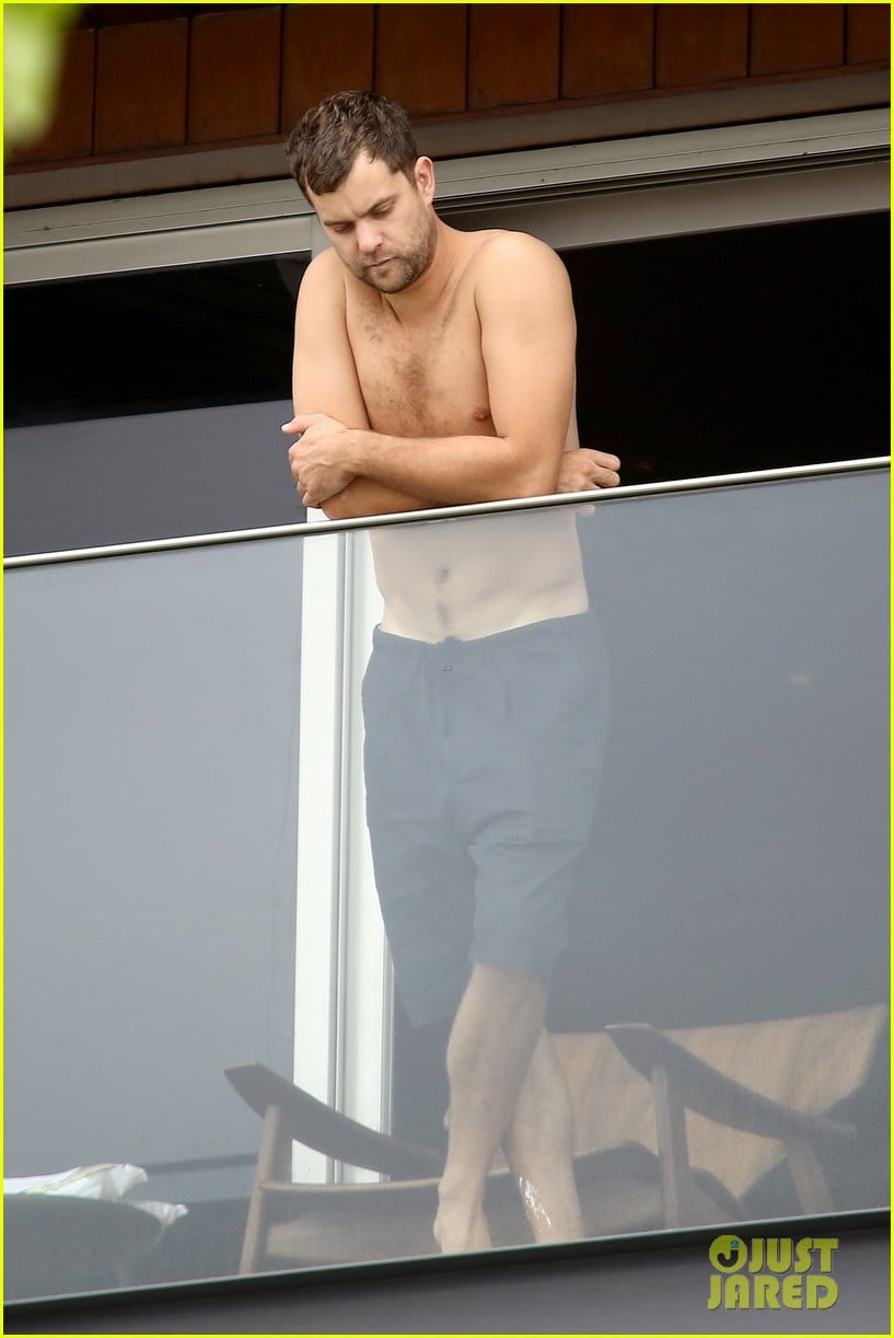 Joshua Jackson: Shirtless Before Day Out with Diane Kruger!: Photo ...