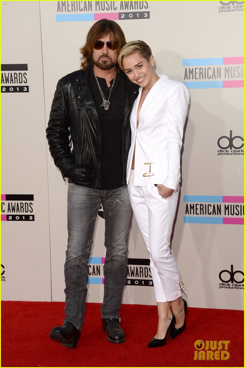 Miley Cyrus - AMAs 2013 Red Carpet: Photo 2999490 | Miley Cyrus Photos ...