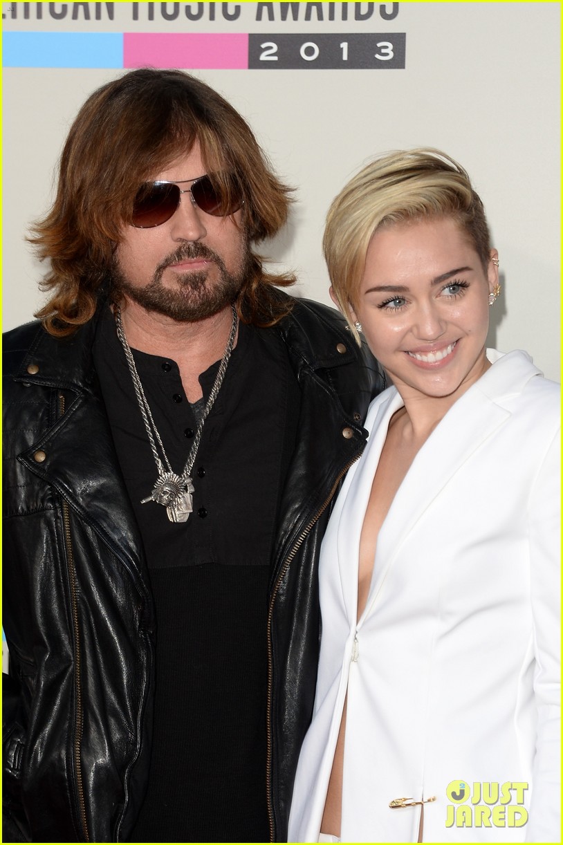 Miley Cyrus - AMAs 2013 Red Carpet: Photo 2999498 | Miley Cyrus Photos ...