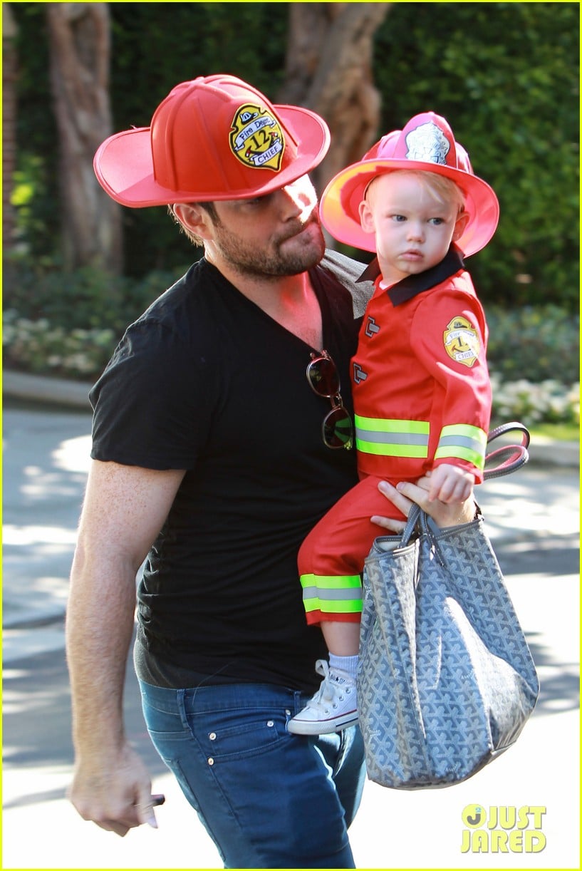 Hilary Duff & Mike Comrie Celebrate Halloween with Luca!: Photo 2984220 ...