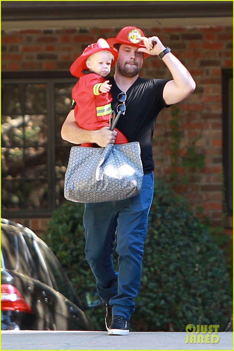 Hilary Duff & Mike Comrie Celebrate Halloween with Luca!: Photo 2984227 ...