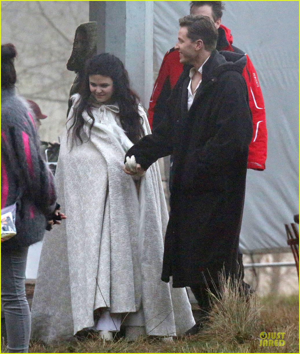 Ginnifer Goodwin Covers Baby Bump on 'Once' Set!: Photo 3000387 ...