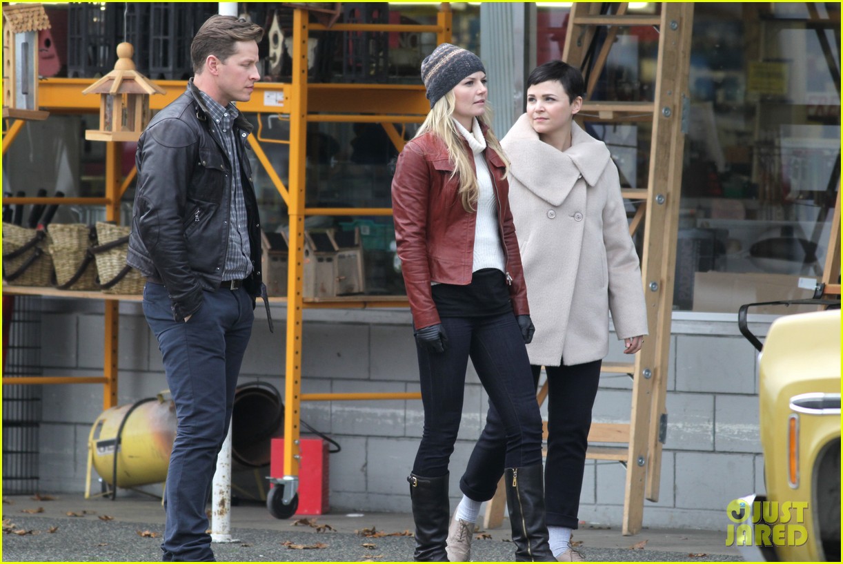 Ginnifer Goodwin & Jennifer Morrison Sprint for 'Once Upon a Time ...