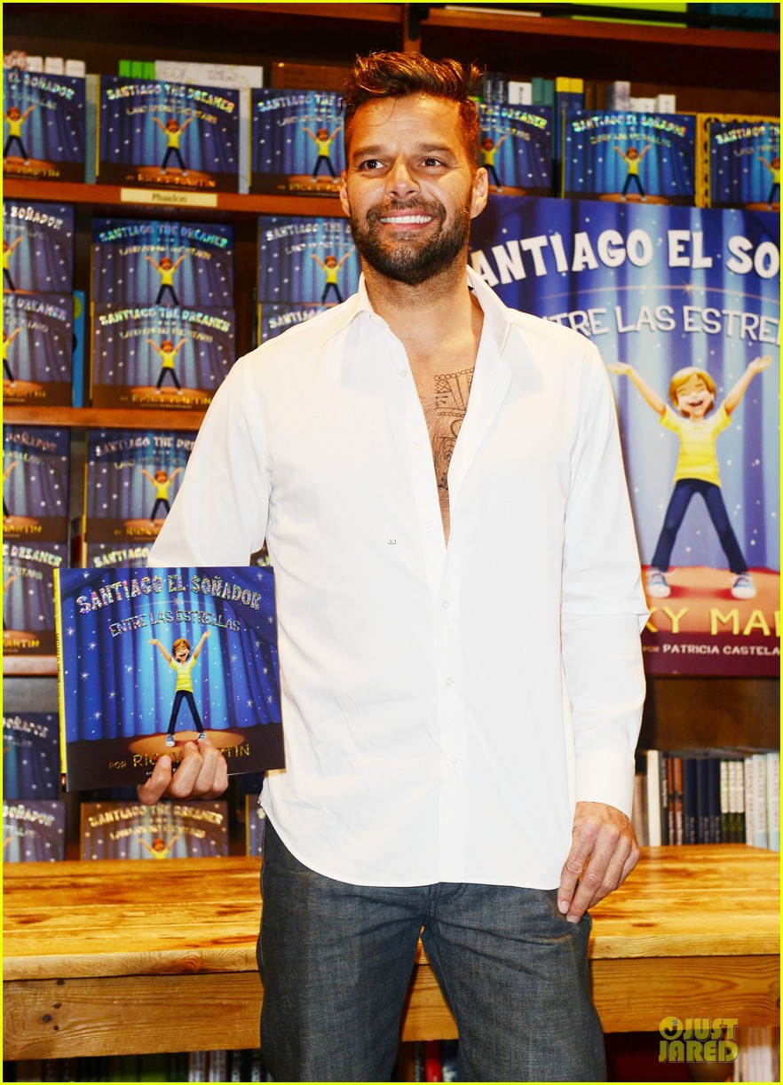 Ricky Martin Flashes Chest Hair for 'Santiago' Signing!: Photo 2994119 ...