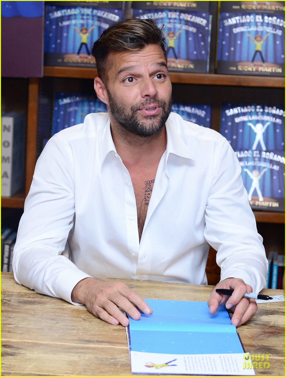 Ricky Martin Flashes Chest Hair for 'Santiago' Signing!: Photo 2994124 ...