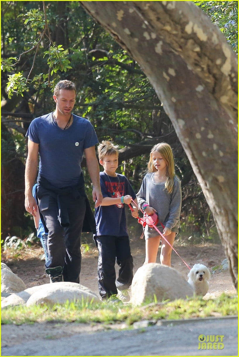 Chris Martin: Stroll with Kids After Kanye West Concert: Photo 2986664 ...
