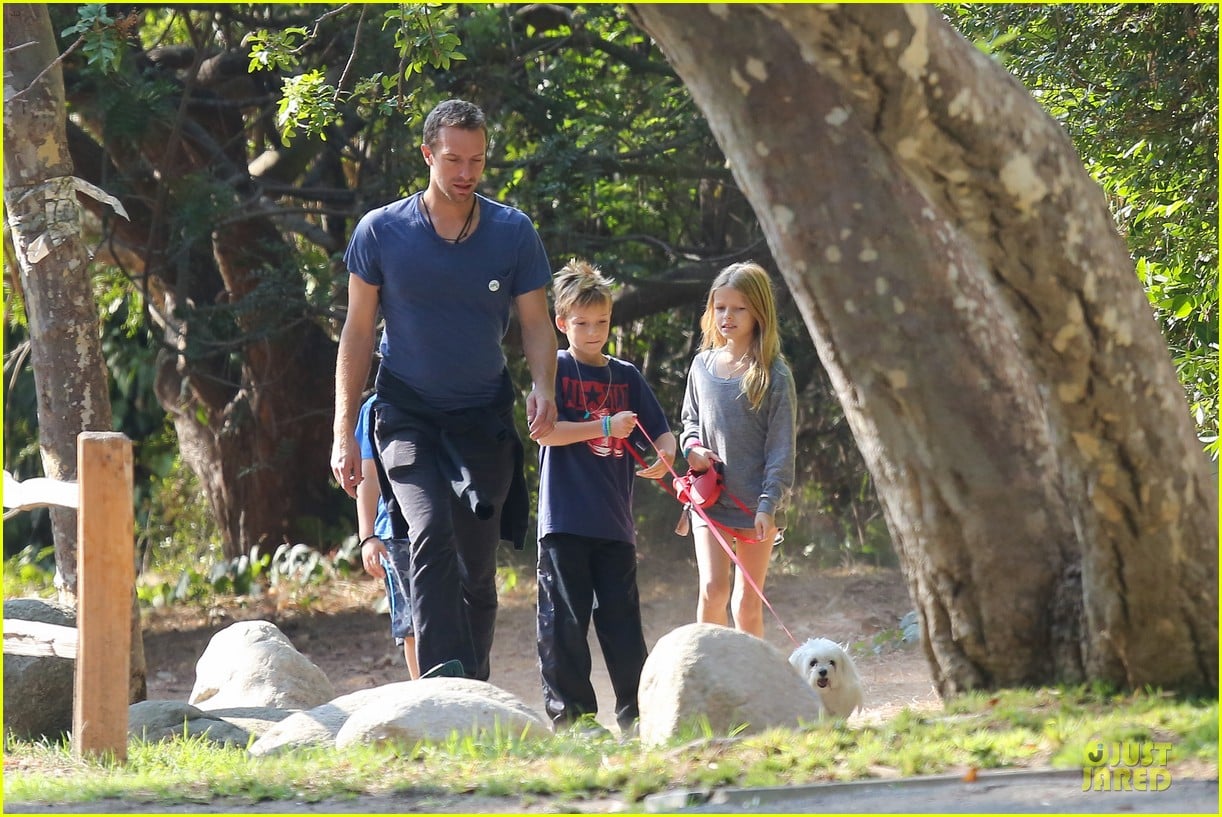 Chris Martin: Stroll with Kids After Kanye West Concert: Photo 2986665 ...