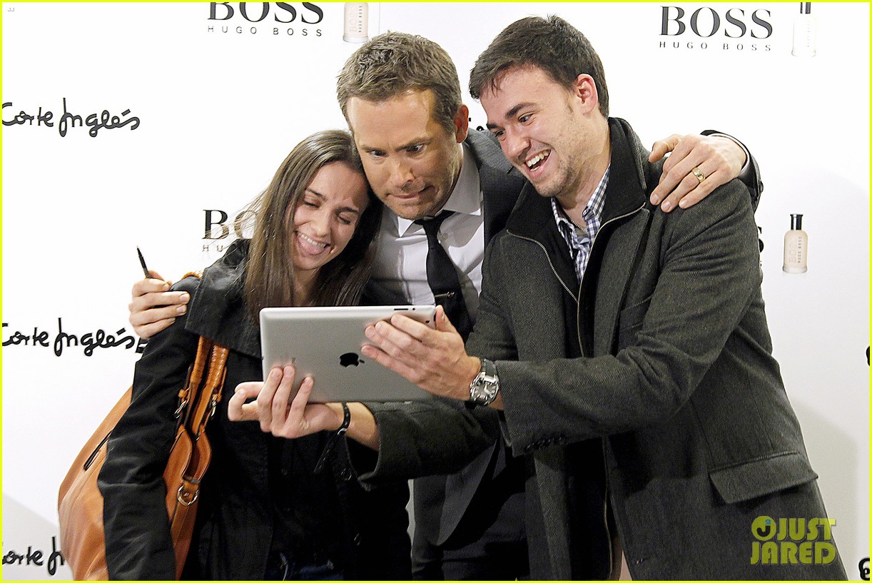 Ryan Reynolds Lets Fans Feel Him Up at Boss Bottled Event!: Photo ...