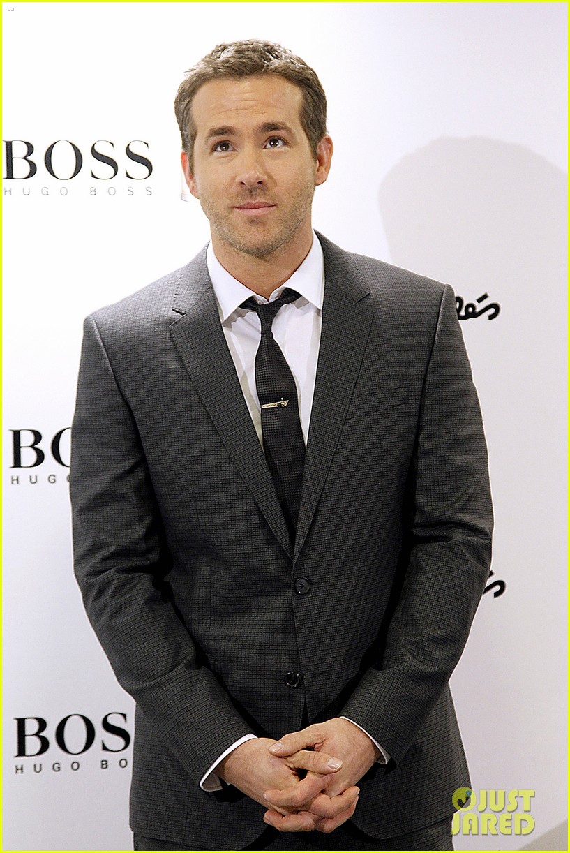 Ryan Reynolds Lets Fans Feel Him Up at Boss Bottled Event!: Photo ...