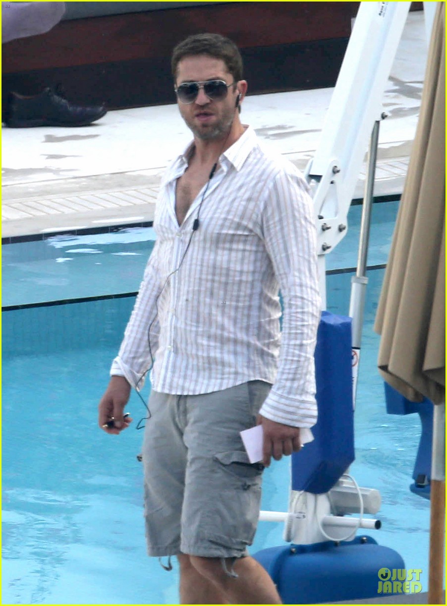 Gerard Butler Relaxes at Miami Hotel Pool with Friends!: Photo 3004330 ...