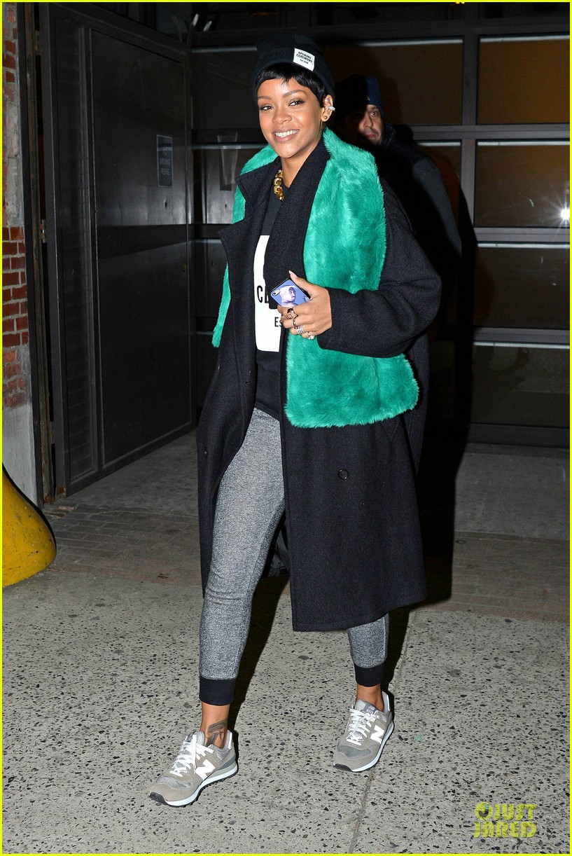 Rihanna Wraps Tupac Around Her Fingers!: Photo 3011695 | Rihanna Photos ...