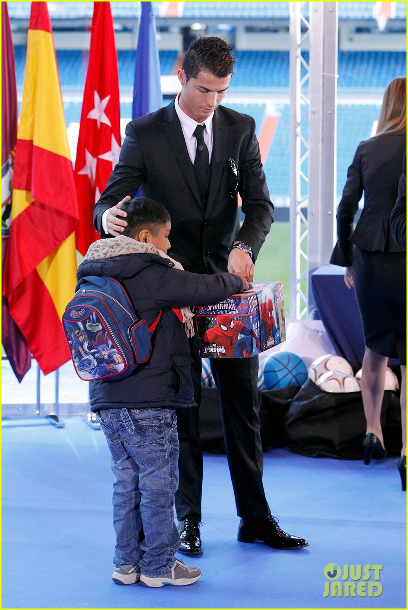 Cristiano Ronaldo: 'One Toy, One Hope' Charity Event!: Photo 3013578 ...