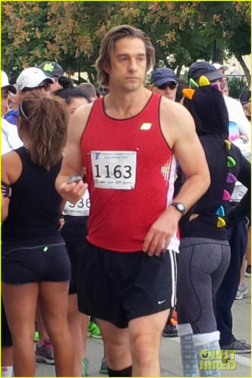 Scott Speedman Stretches Out for Thanksgiving Turkey Trot!: Photo ...