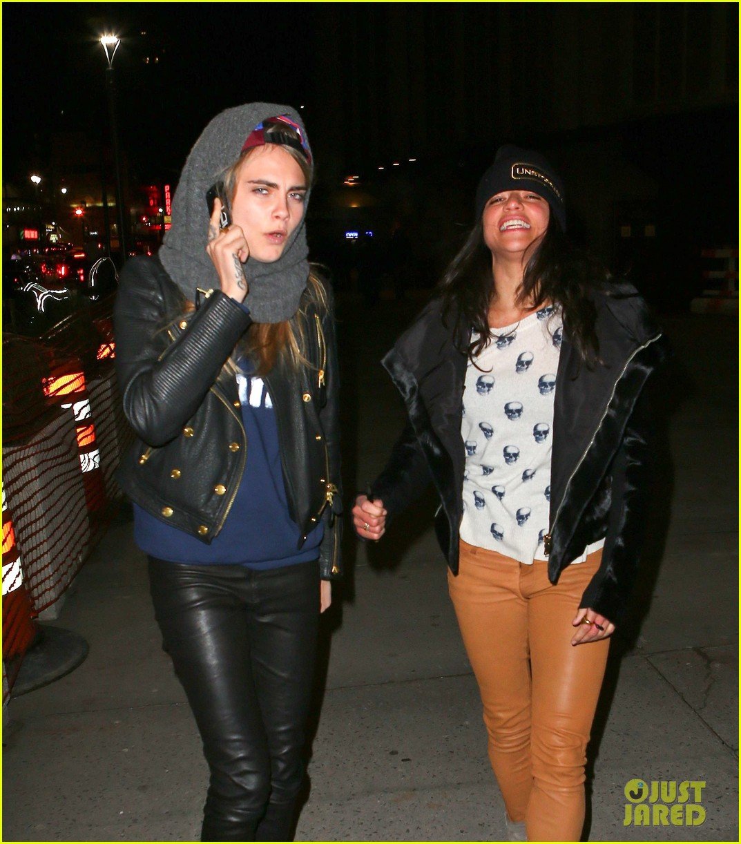 Cara Delevingne & Michelle Rodriguez Lean In For a Kiss at Knicks Game ...
