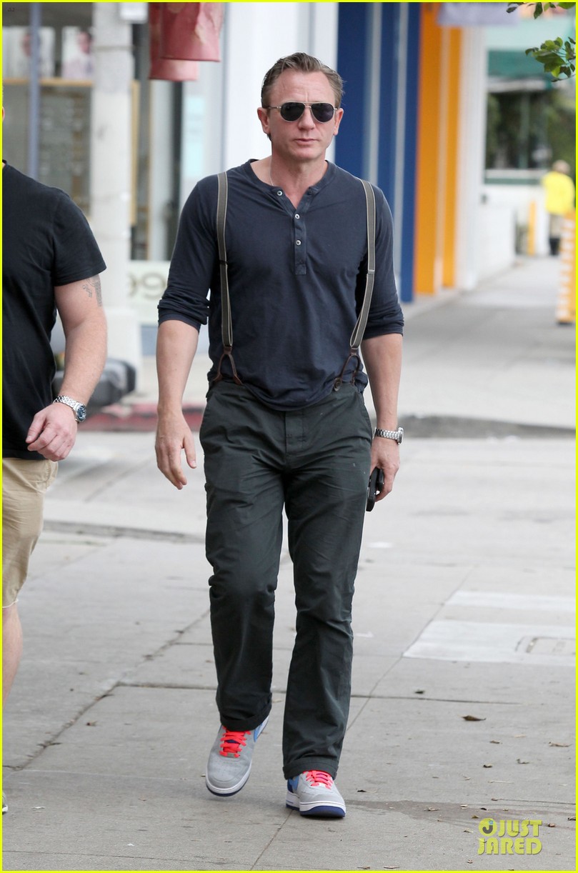Daniel Craig Sports Trouser Suspenders For L.A. Outing!: Photo 3037309 ...