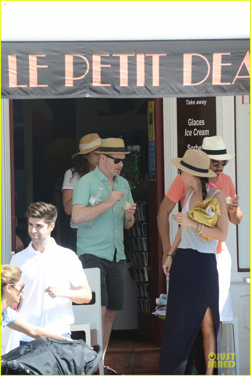 Jesse Tyler Ferguson & Justin Mikita Celebrate New Year in St. Barts ...