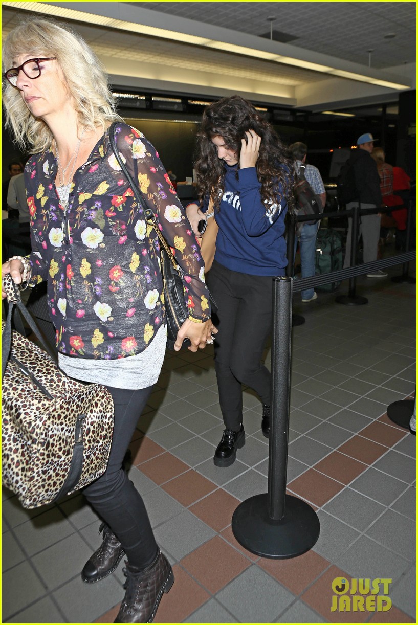 Lorde Leaves Los Angeles After Winning Big at Grammys 2014: Photo ...