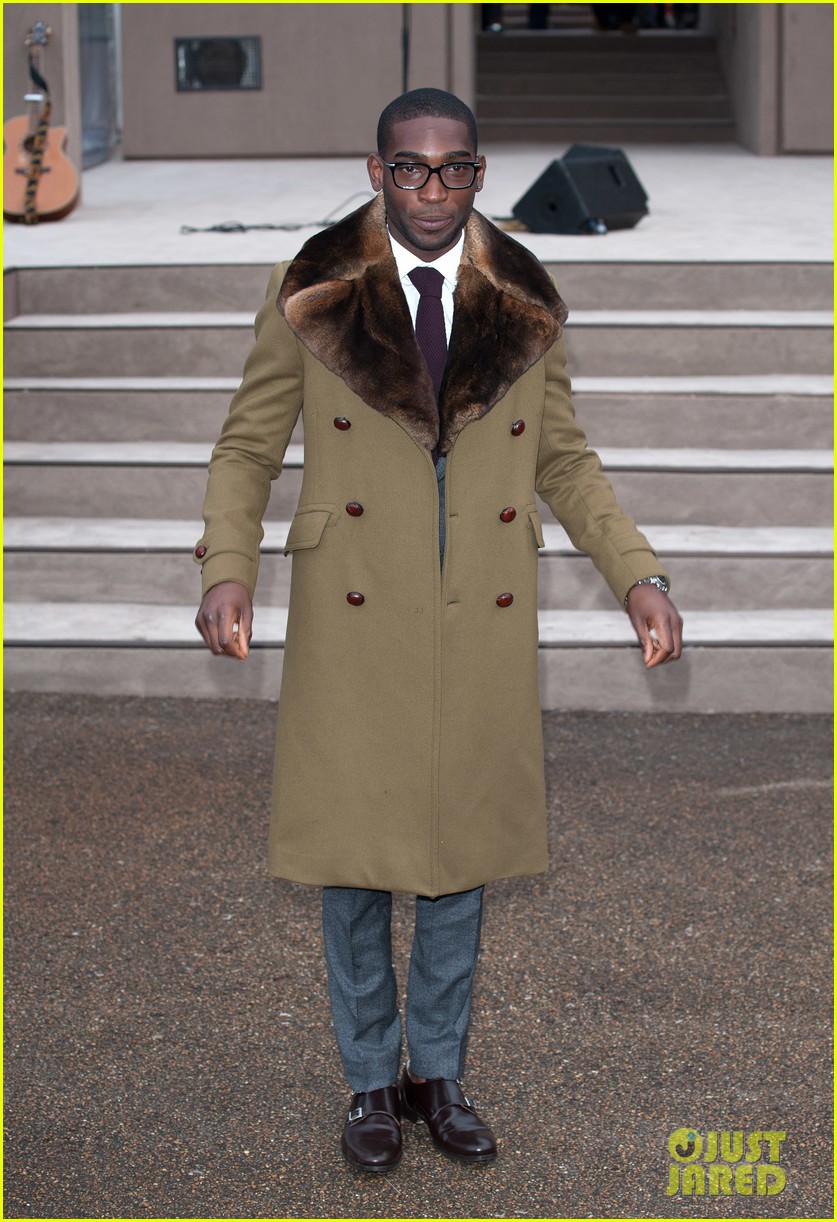 Suki Waterhouse & Jamie Campbell Bower: Burberry Prorsum Show: Photo ...