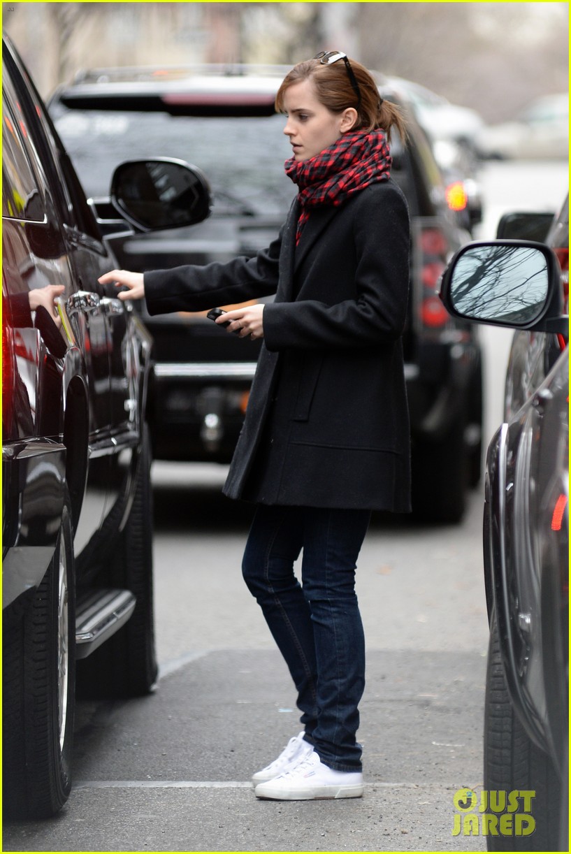 Emma Watson Braves Frigid Cold for NYC Apartment Hunting!: Photo ...