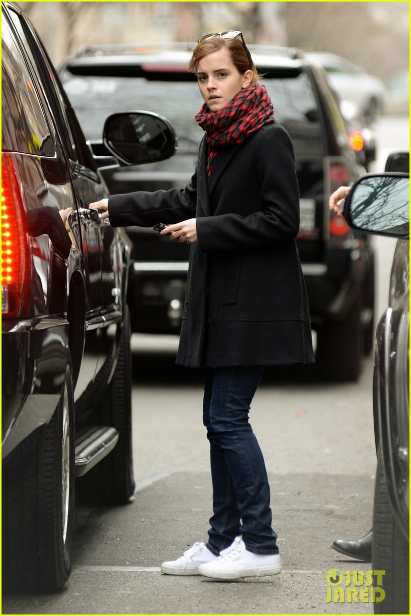 Emma Watson Braves Frigid Cold for NYC Apartment Hunting!: Photo ...