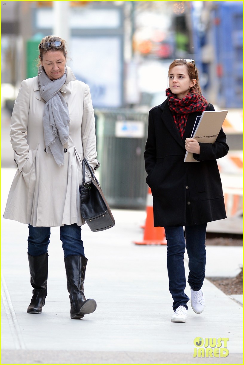 Emma Watson Braves Frigid Cold for NYC Apartment Hunting!: Photo ...