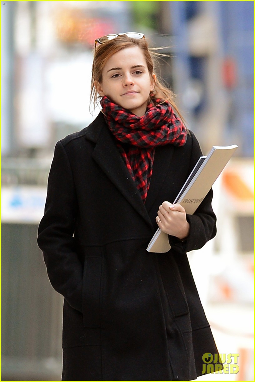 Emma Watson Braves Frigid Cold for NYC Apartment Hunting!: Photo ...
