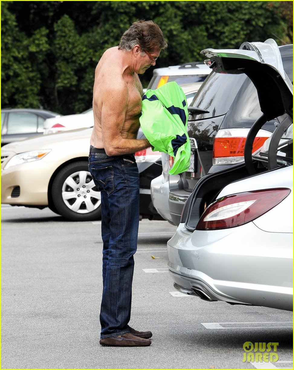 David Hasselhoff Changes His Shirt in Middle of a Parking Lot: Photo ...