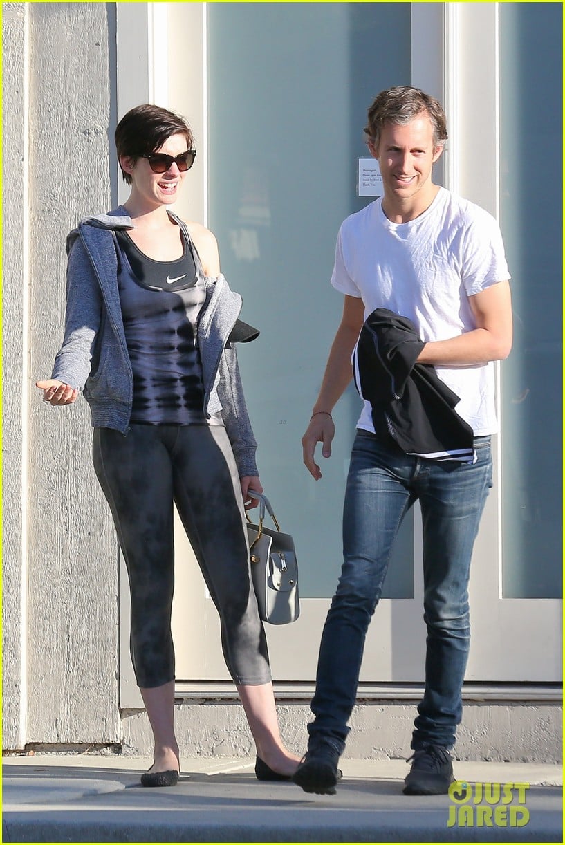 Anne Hathaway Wears Her Workout Gear For Friendly House Call: Photo ...