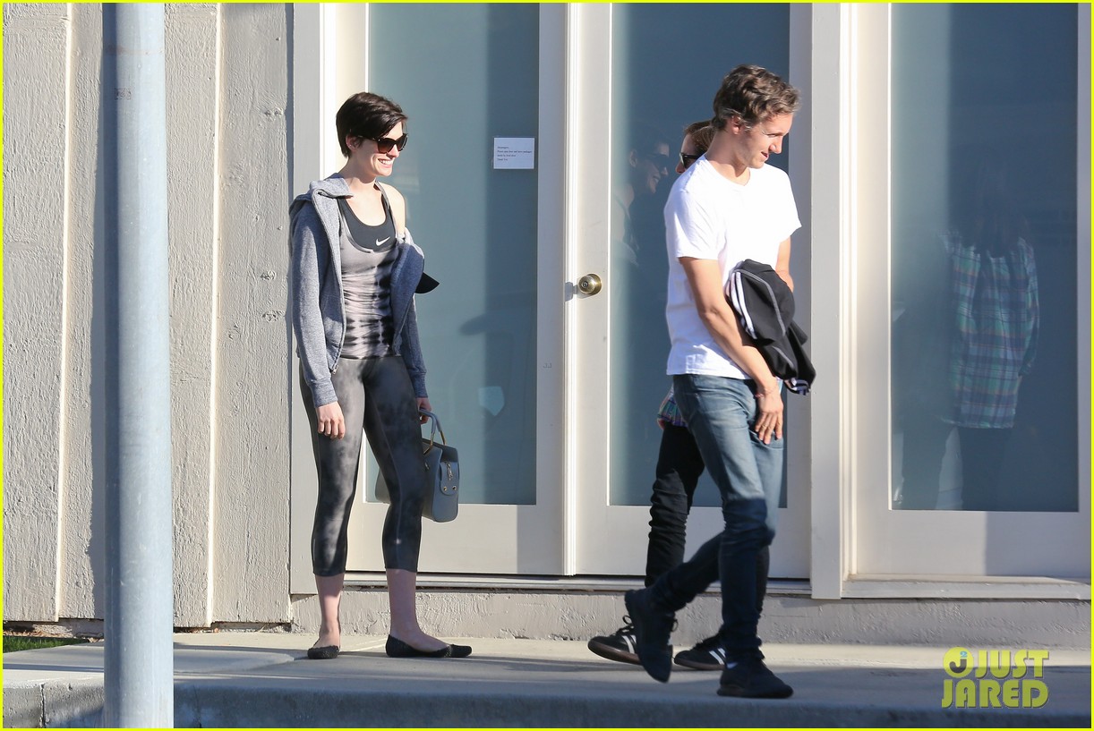 Anne Hathaway Wears Her Workout Gear For Friendly House Call: Photo ...