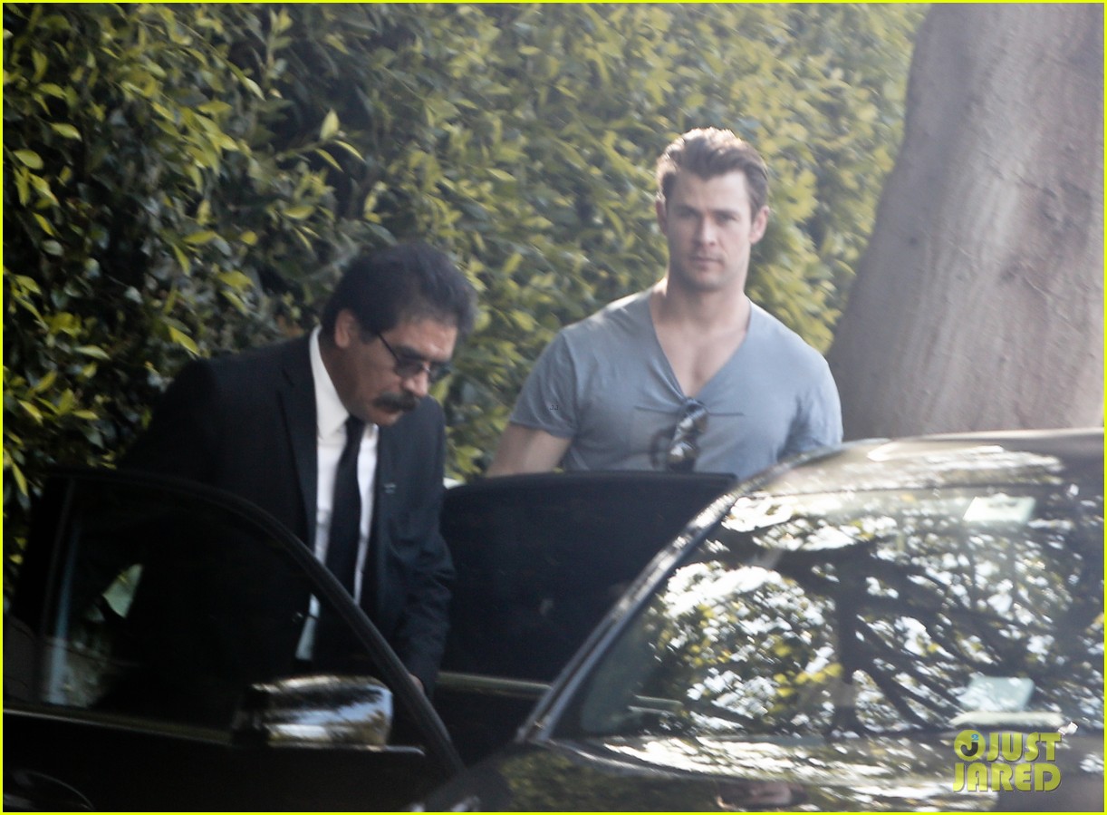 Chris Hemsworth Shows Off His Massive Superhero Muscles: Photo 3057321 ...