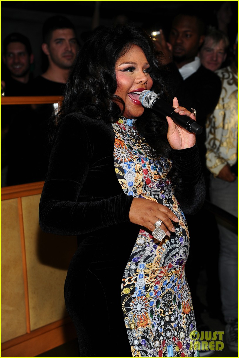 Lil' Kim Pregnant: Rapper Announces She's Expecting, Reveals Baby Bump ...