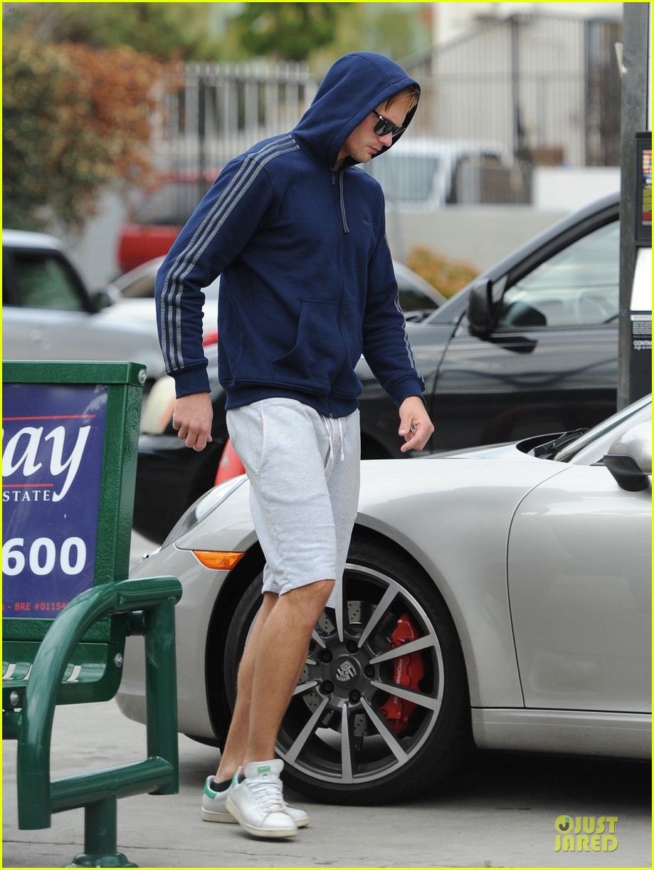 Alexander Skarsgard Hides Under a Hoodie at Gas Station!: Photo 3049215 ...