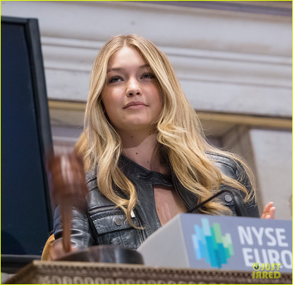 'Sports Illustrated' Swimsuit Models Put Their Clothes On to Ring Stock ...