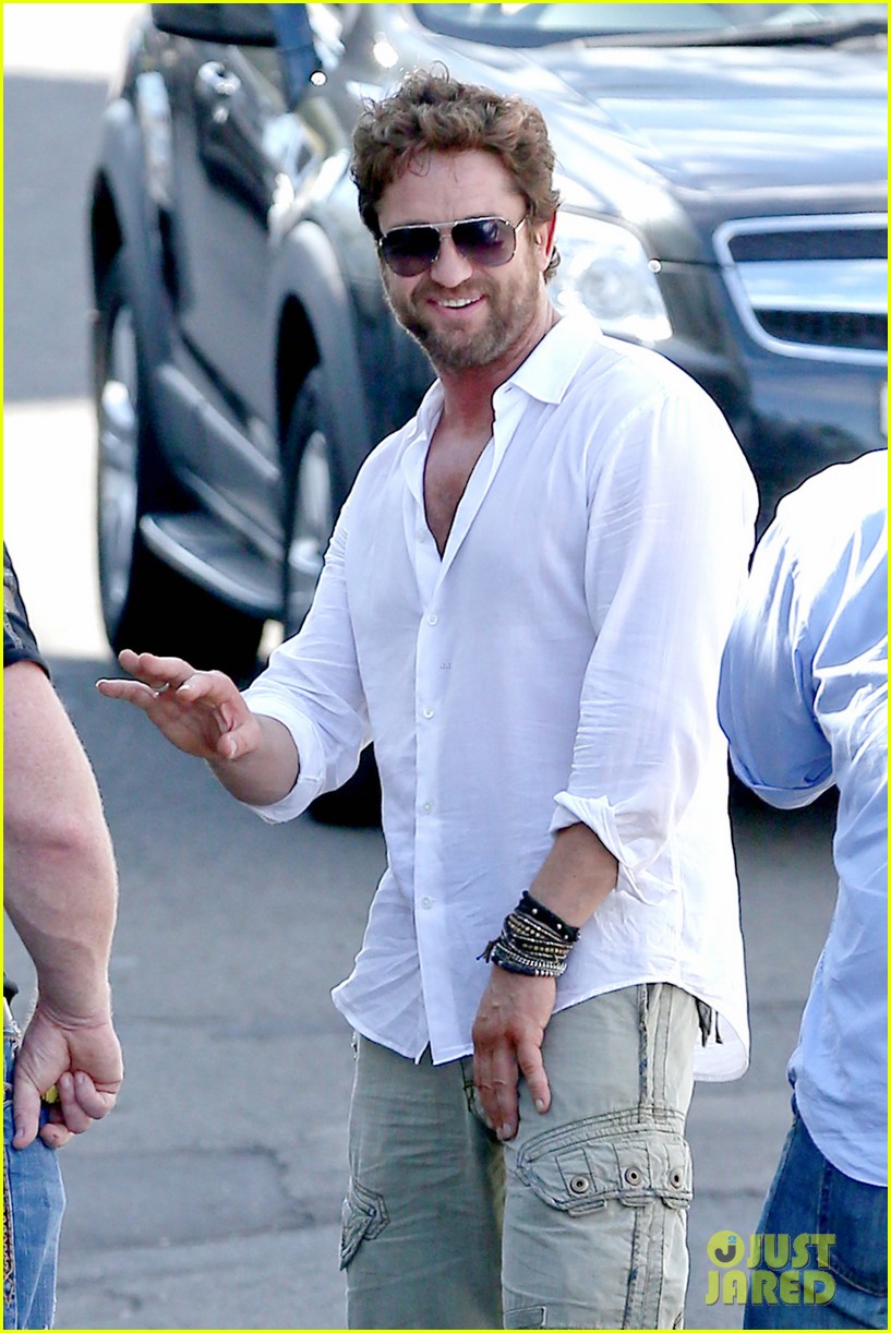 Gerard Butler Gives Us Just a Peek at His Shirtless Physique!: Photo ...