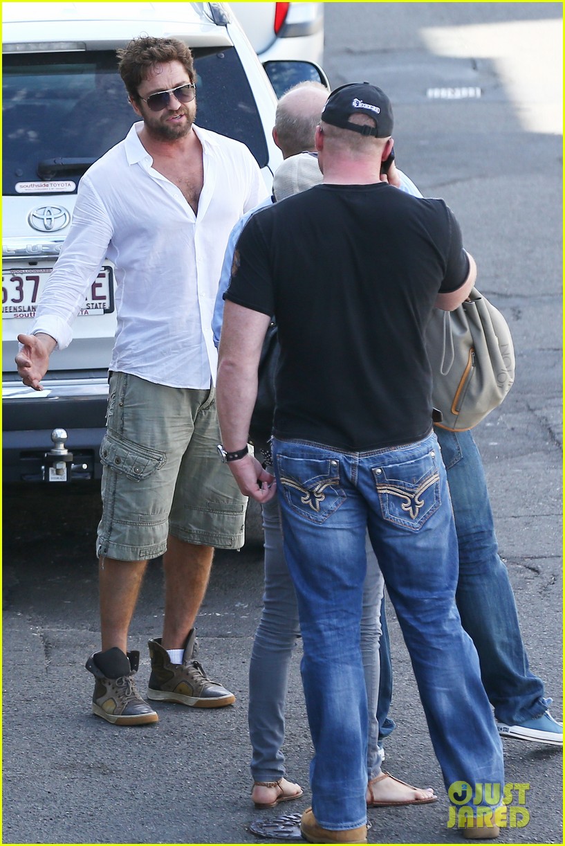 Gerard Butler Gives Us Just a Peek at His Shirtless Physique!: Photo ...