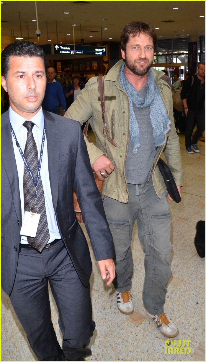 Gerard Butler Surrounds His Good Looks with Security at Sydney Airport ...