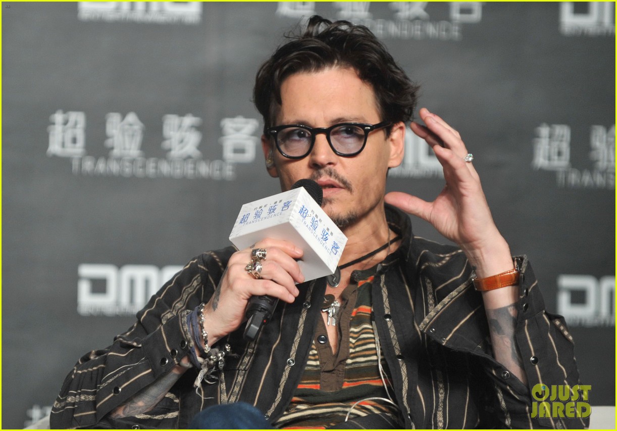 Johnny Deep Confirms Engagement, Shows Off His 'Chick Ring'!: Photo ...