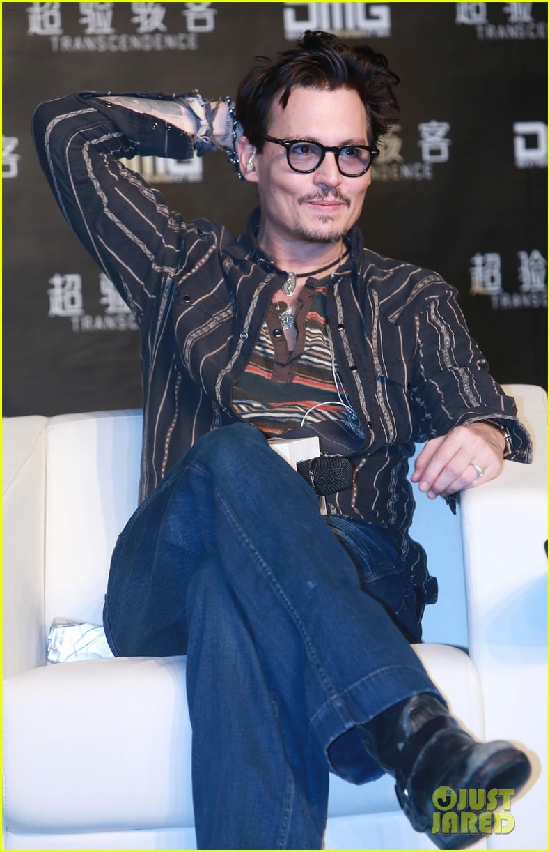 Johnny Deep Confirms Engagement, Shows Off His 'Chick Ring'!: Photo ...
