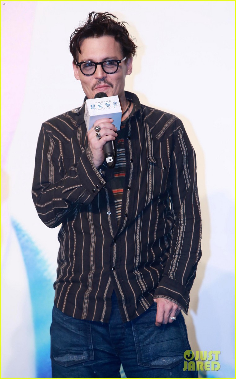 Johnny Deep Confirms Engagement, Shows Off His 'Chick Ring'!: Photo ...